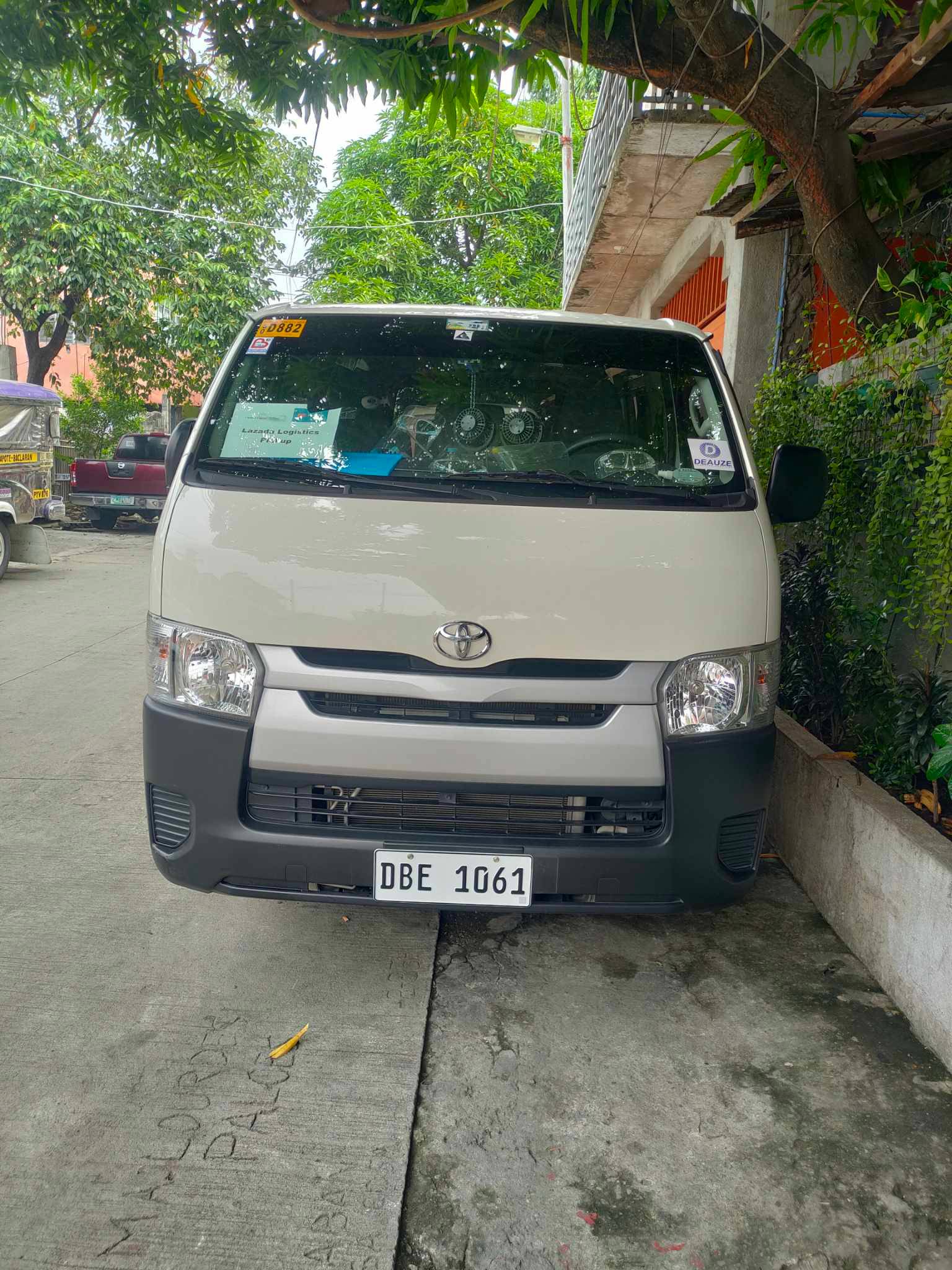 Toyota Hiace Commuter Deluxe Price & Specs Philippines | Carmudi.com.ph