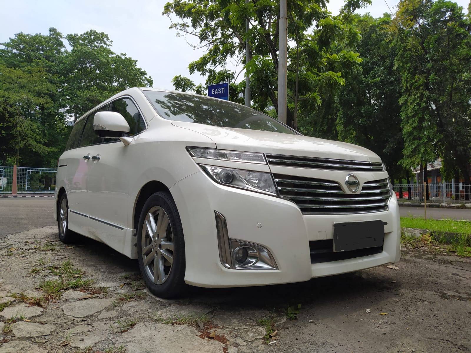 Discontinued Nissan Elgrand 2.5 AT MNB Features & Specs | Oto