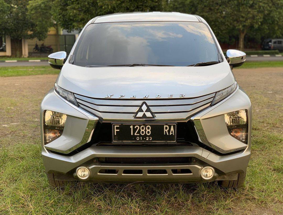 Perbandingan Mitsubishi Xpander vs Toyota Kijang Innova Zenix Hybrid EV ...