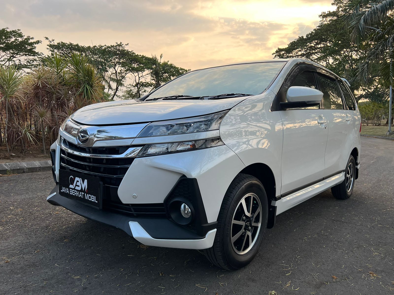 Spesifikasi Daihatsu Xenia 2024 - konfigurasi & Fitur | Oto