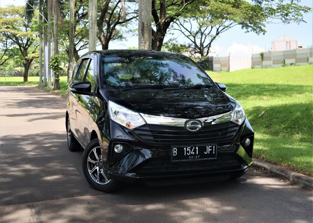 Compare Daihatsu Sigra vs Toyota Kijang Innova Zenix Hybrid EV ...