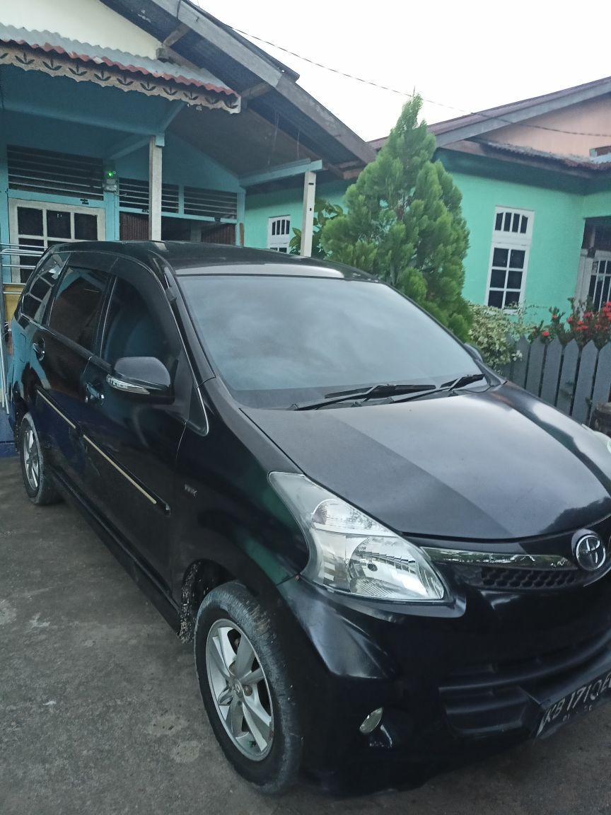 Perbandingan Toyota Veloz vs Toyota Kijang Innova Zenix - Harga ...